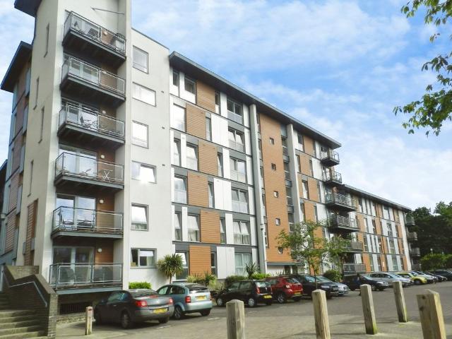 Commonwealth Drive, Three Bridges 2 bed apartment to rent £1,575 pcm £363 pw