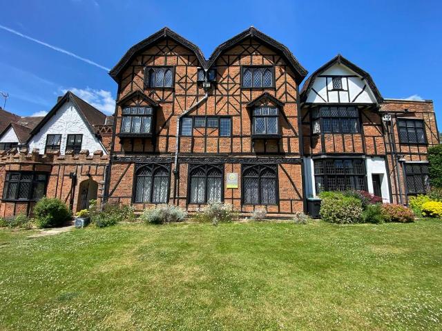 Commonwood, Kings Langley WD4 3 bed apartment to rent £2,750 pcm £635 pw