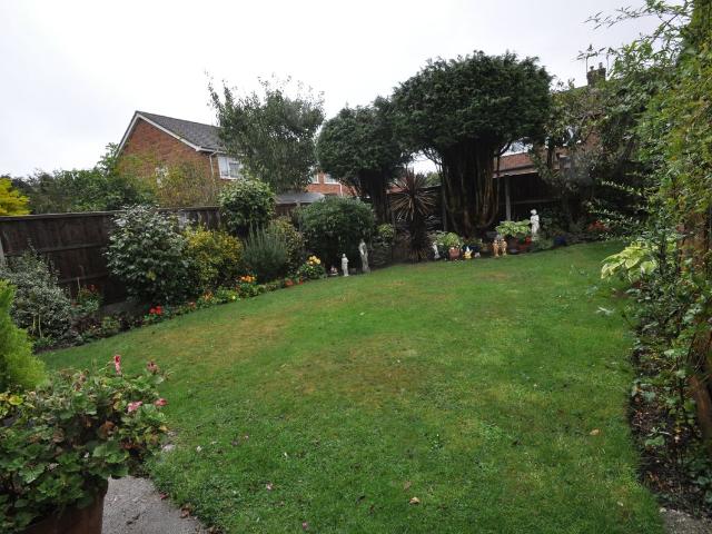 Commonhall Lane, Hadleigh, Essex SS7, 2 bed detached bungalow to rent, £1,500 pcm | PrimeLocation