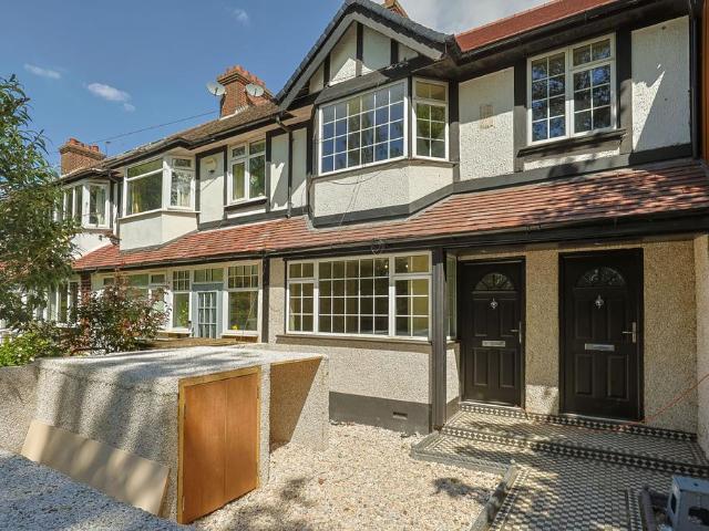Commonside East, Mitcham, CR4 3 bed flat to rent £2,200 pcm £508 pw