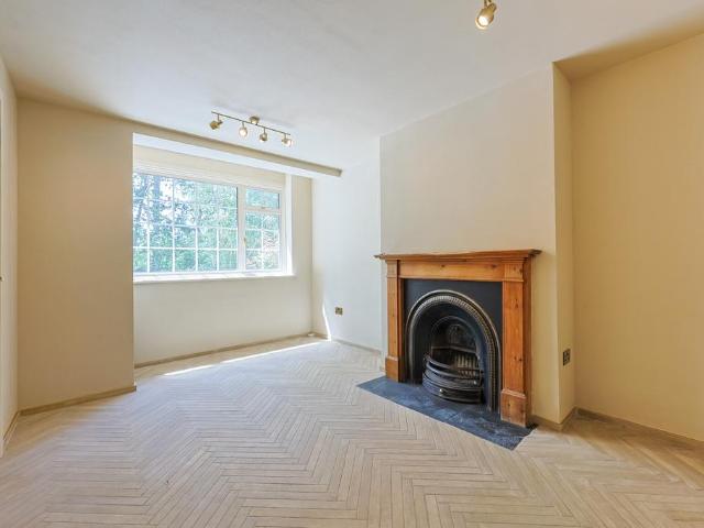 Commonside East, Mitcham, CR4 2 bed flat to rent £1,900 pcm £438 pw
