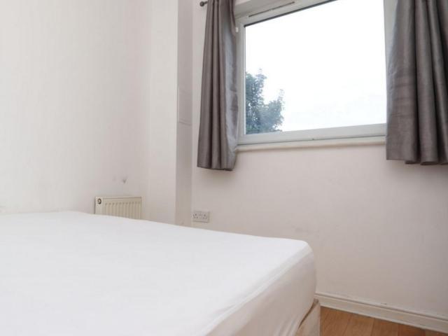 Compact double bedroom next to Newham College Stratford campus Has a Room