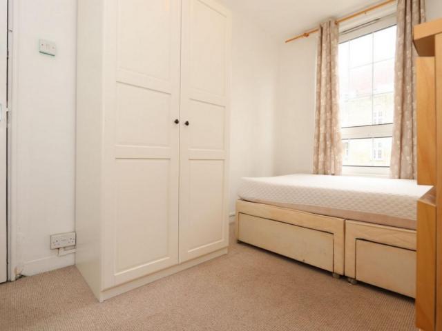 Compact double bedroom very close to Wapping Overground station Has a Room