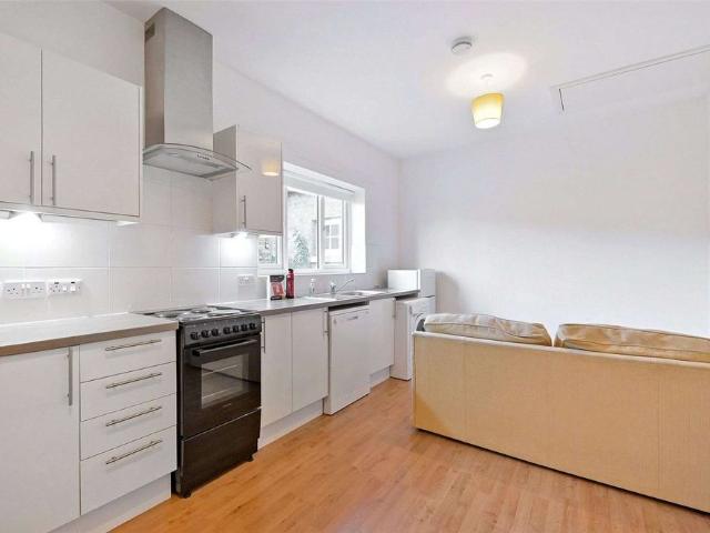 Compact furnished apartment with parking in a peaceful setting