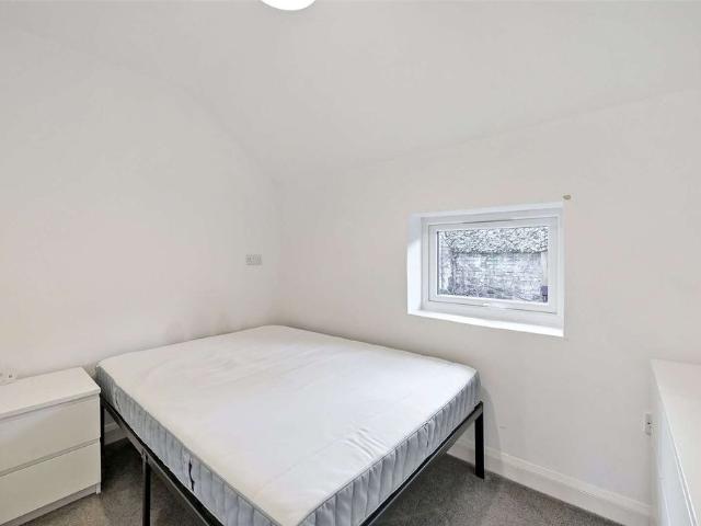 Compact furnished apartment with parking in a peaceful setting