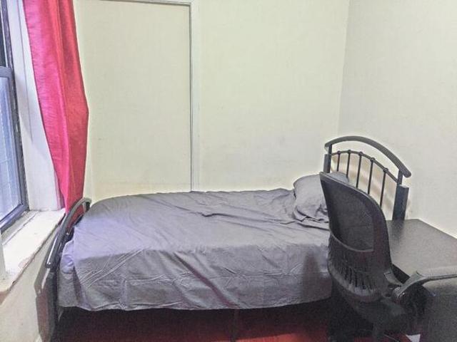 Compact Private Room near Jackson Heights Subway – Utilities Inc