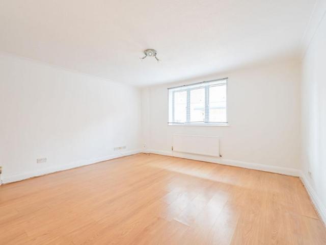 Compass Point, E14, Canary Wharf, E14 1 bed flat to rent £1,750 pcm £404 pw