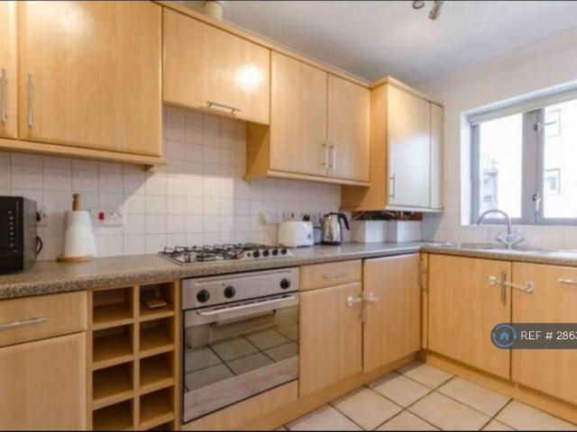 Compass Point, London, E14 2 bed flat to rent £2,250 pcm £519 pw