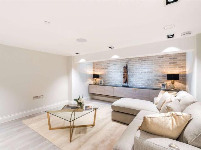 Completely modernised three bedroom townhouse moments from Marylebone