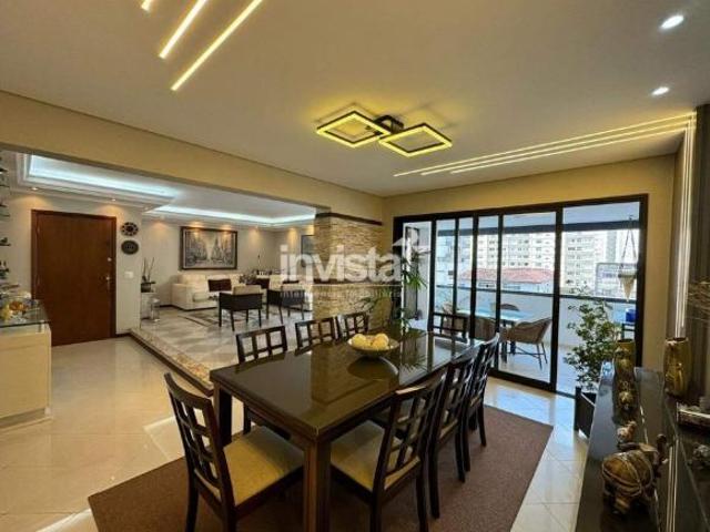 Comprar apartamento de três suítes, na quadra da praia, no Embaré!