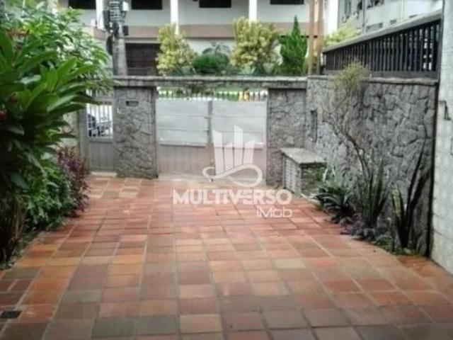 Comprar Casa com 4 Dormitórios no Boqueirão em Santos