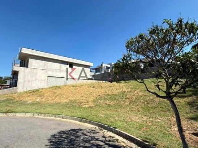 Comprar/vendo: Terreno à venda com 517m², leve aclive, sem vizinho na frente e lateral no condomínio