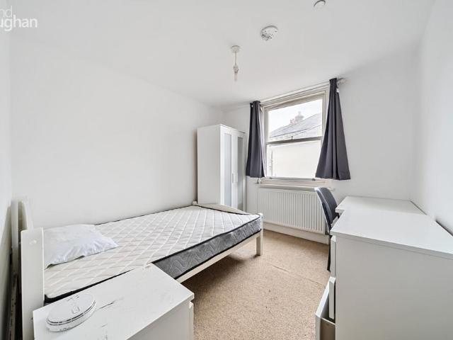 Compton Avenue, East Sussex BN1 4 bed semi detached house to rent £2,620 pcm £605 pw