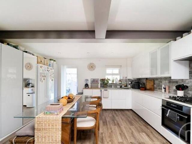 Compton Close, Childs Hill, 3 Bedroom End