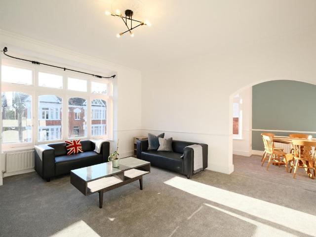 Compton Road, Winchmore Hill N21, 3 bed flat to rent, £2,500 pcm | PrimeLocation