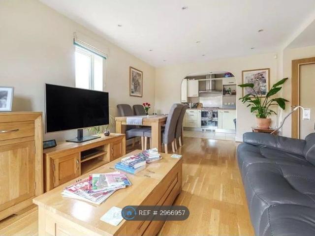 Comptons Lane, Horsham RH13, 2 bed flat to rent, £1,650 pcm | PrimeLocation