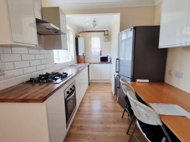 Contemporary 3 Bed Flat in Hounslow
