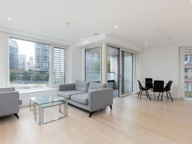 Contemporary apartment with terrace in a modern development with 24hr concierge, gym and residents gardens
