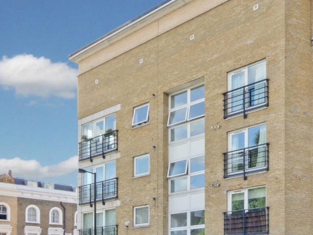 Contemporary apartment with two bedrooms and two bathrooms in a modern development close to Angel