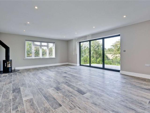 Contemporary detached house in a central location with exceptional views