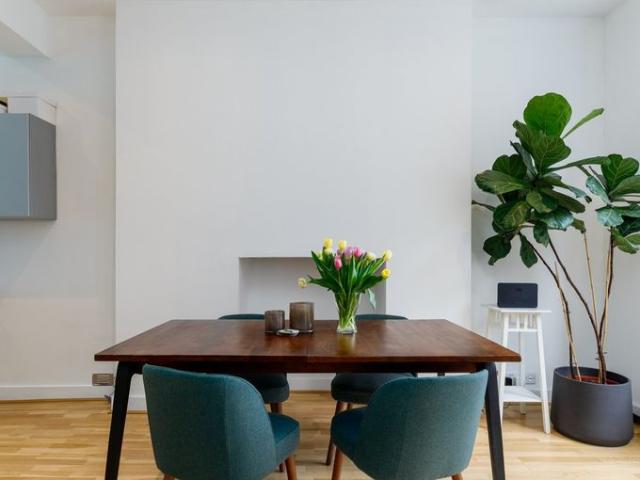Contemporary first floor flat with private terrace in a convenient location close to Farringdon
