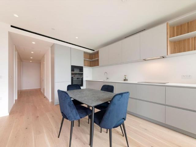 Contemporary two bedroom apartment with private balcony in the heart of King’s Cross