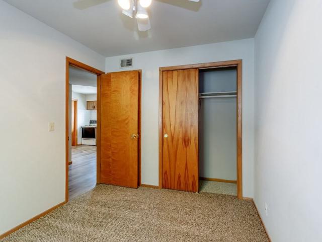 Continental North Apartments 2 Bedroom Apartment for Rent at 7670 N Euclid Ave, Kansas City, MO 64118 Ridgefield