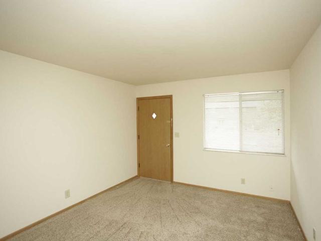 Continental North Apartments 2 Bedroom Apartment for Rent at 7670 N Euclid Ave, Kansas City, MO 64118 Ridgefield