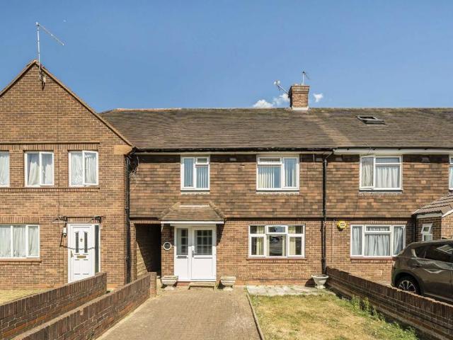 Convent Road, Ashford TW15 3 bed terraced house to rent £2,150 pcm £496 pw