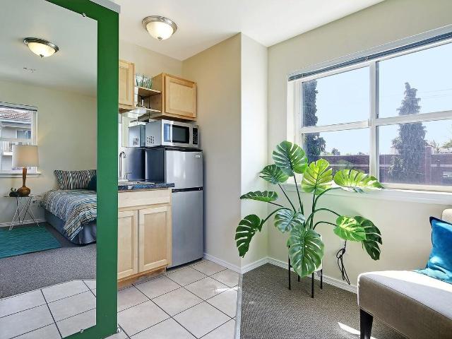 Convenient Apartments on Cap Hill! Studio Apartment for Rent at 1305 E Mercer St, Seattle, WA 98102 Broadway