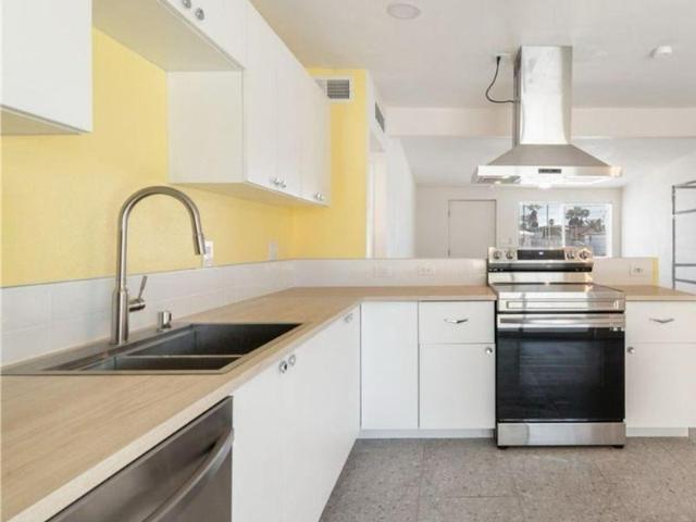 Convenient Central Living: Modern Renovated Room n