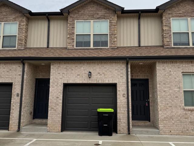 Convenient Location! Lovely 2 Bed 2.5 Bath Townhouse!