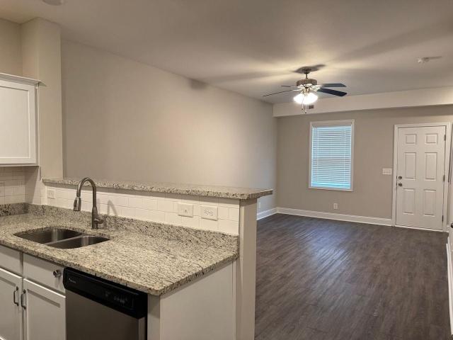 Convenient Location! Lovely 2 Bed 2.5 Bath Townhouse! 2 Bedroom Apartment for Rent at 295 Smithson Ln, Clarksville, TN 37040