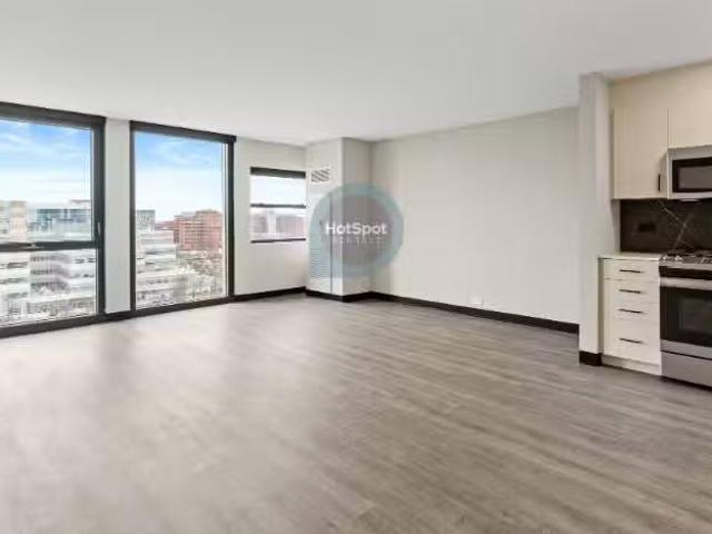 Convenient Studio In Unit W/D, Gym, Co Work Space, Easy E way.