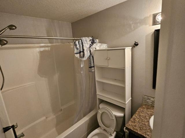 Convenient townhouse w yard and firepit