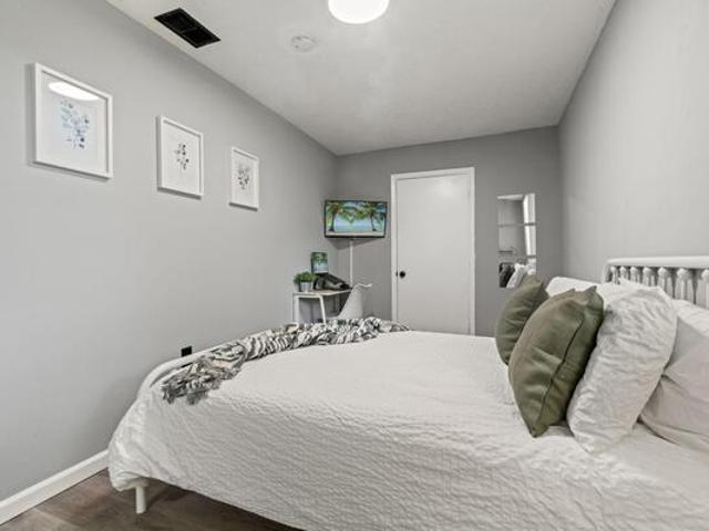 Conveniently located & freshly renovated Jacksonville home with tasteful decor