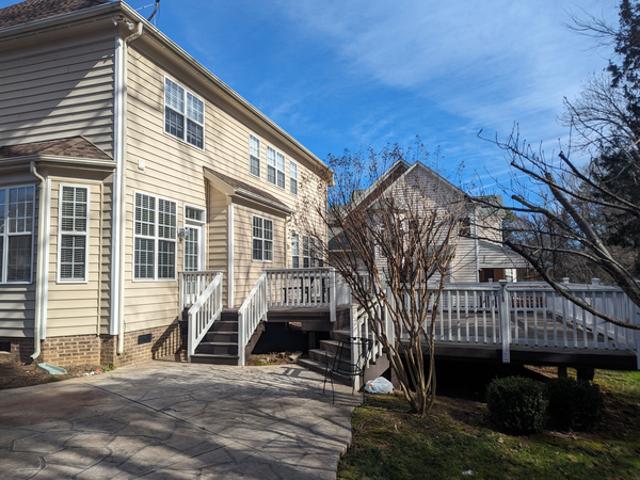 Conveniently located in Mallard Creek, this newly renovated duplex sits behind the main house, on a quiet cul de sac. The kitchen has all new stainless steel appliances, new flooring, and bright new cabinetry. *Split unit.