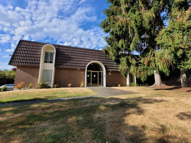 Conveniently located South Kirkland near Downtown Laurel Park