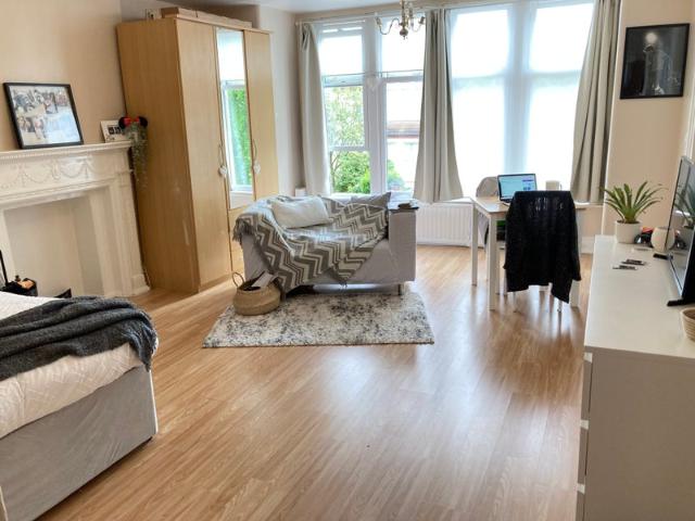 Converted Large Studio Flat Ealing Broadway