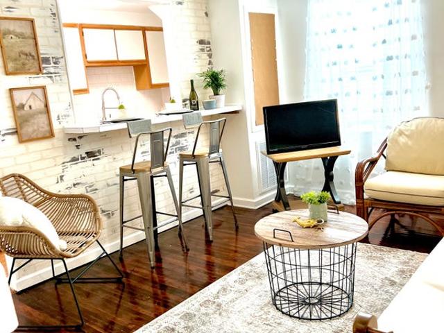 CONVERTED SCHOOLHOUSE LOFT APARTMENT POOL & COMM