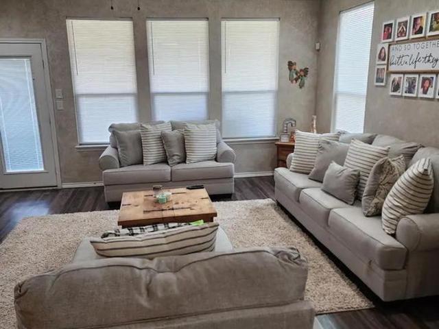 Converse House with Living room. Beautiful & comfy