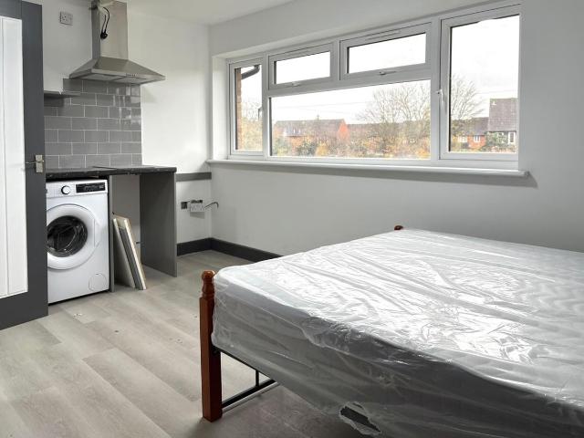 Conway Road, Whitton TW4, Studio to rent, £1,150 pcm | PrimeLocation