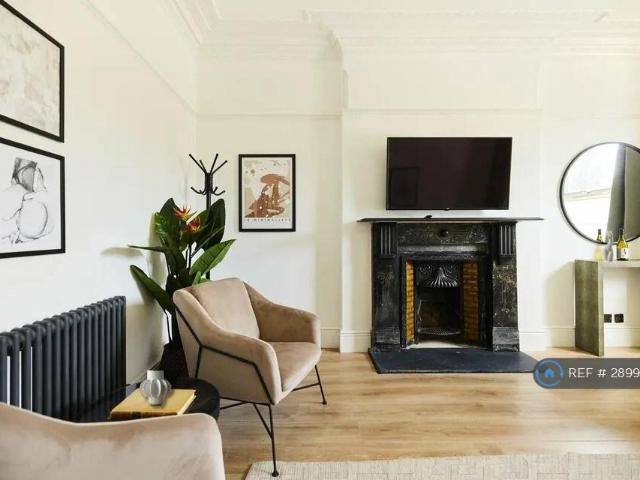 Conyers Road, London, SW16 2 bed flat to rent £2,200 pcm £508 pw