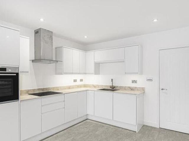 Conyers Road, London, 2 Bedroom Apartment