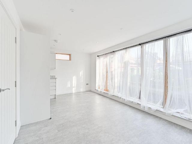 Conyers Road, Streatham, London, SW16 2 bed flat to rent £2,350 pcm £542 pw
