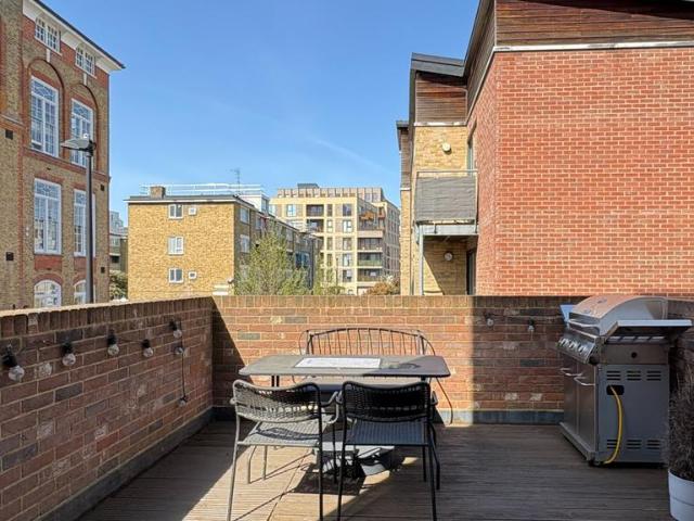 Conant House, 1 Pelling Street, E14 2 bed flat to rent £2,350 pcm £542 pw