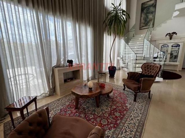 Cond. fechado de 1000m² com 5 quartos
