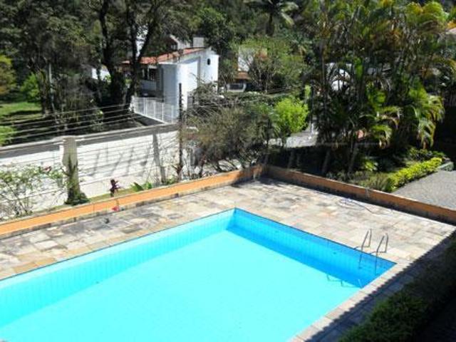 Cond. fechado de 1100m² com 5 quartos