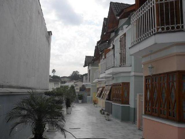 Cond. fechado de 218m² com 3 quartos