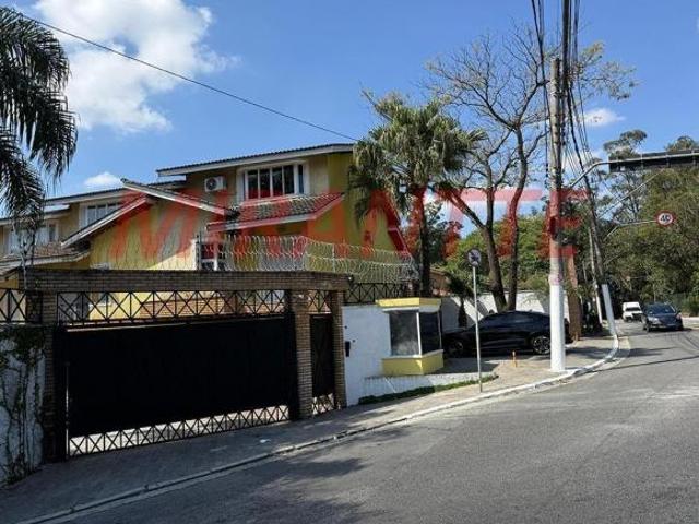 Cond. fechado de 210m² com 3 quartos